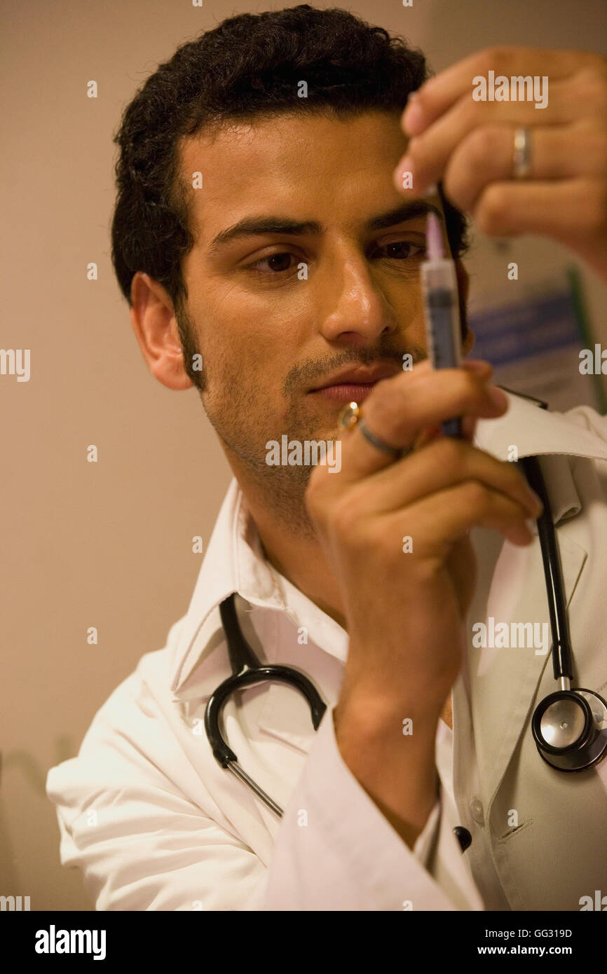 Doctor filling up a syringe Stock Photo - Alamy