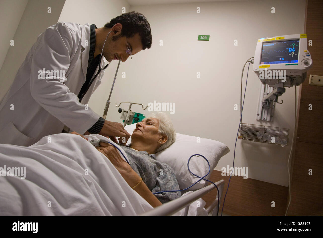 Doctor checking patient's heartbeat Stock Photo - Alamy