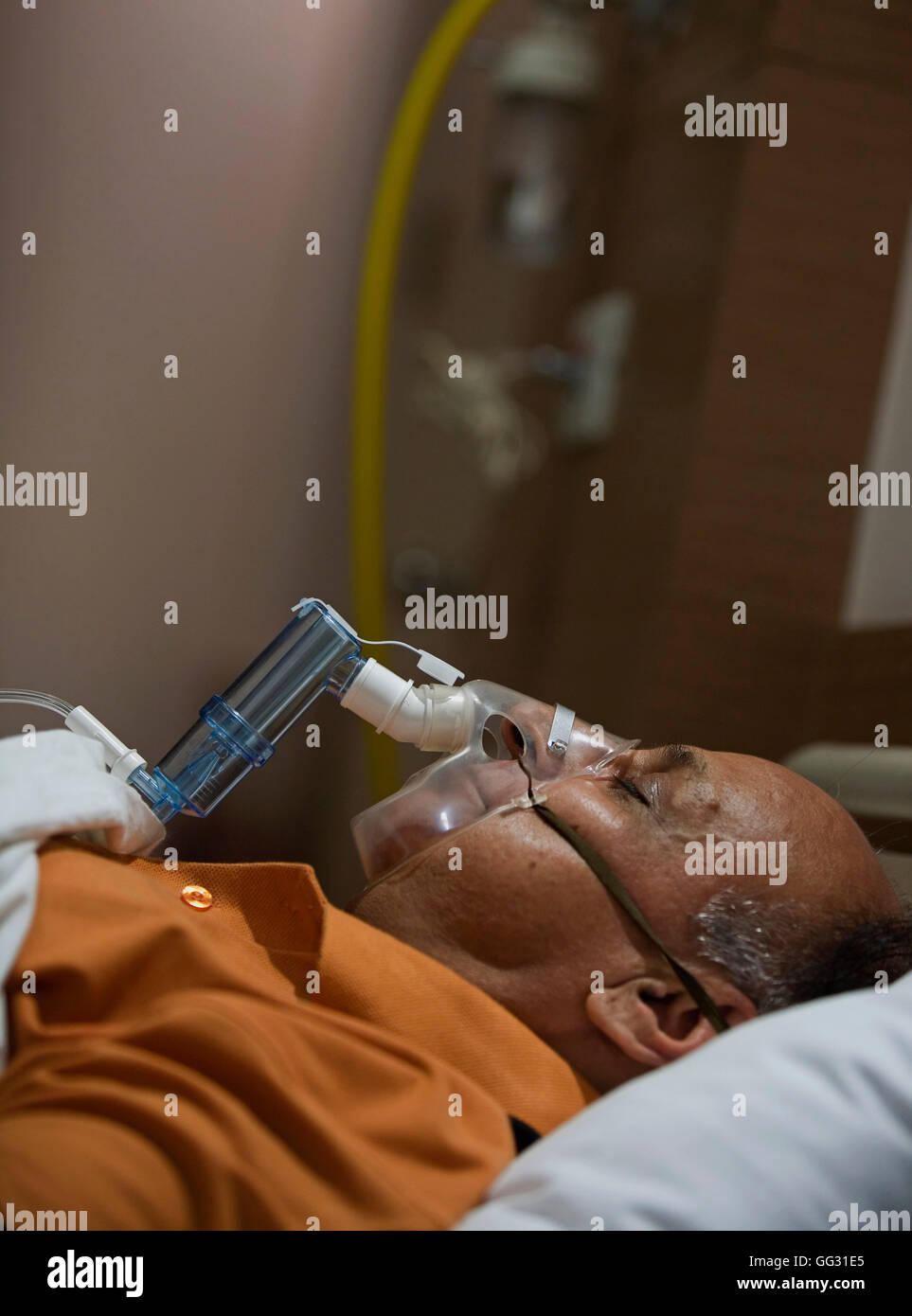 Intensive care unit patient elderly hi-res stock photography and images ...