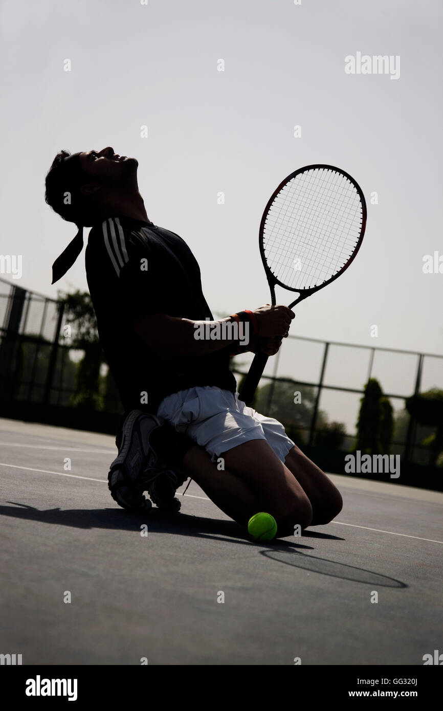 Male tennis player upset hi-res stock photography and images - Alamy