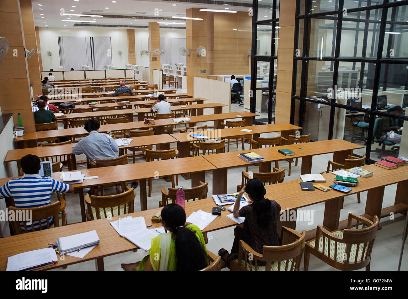 Students in a college library Stock Photo - Alamy