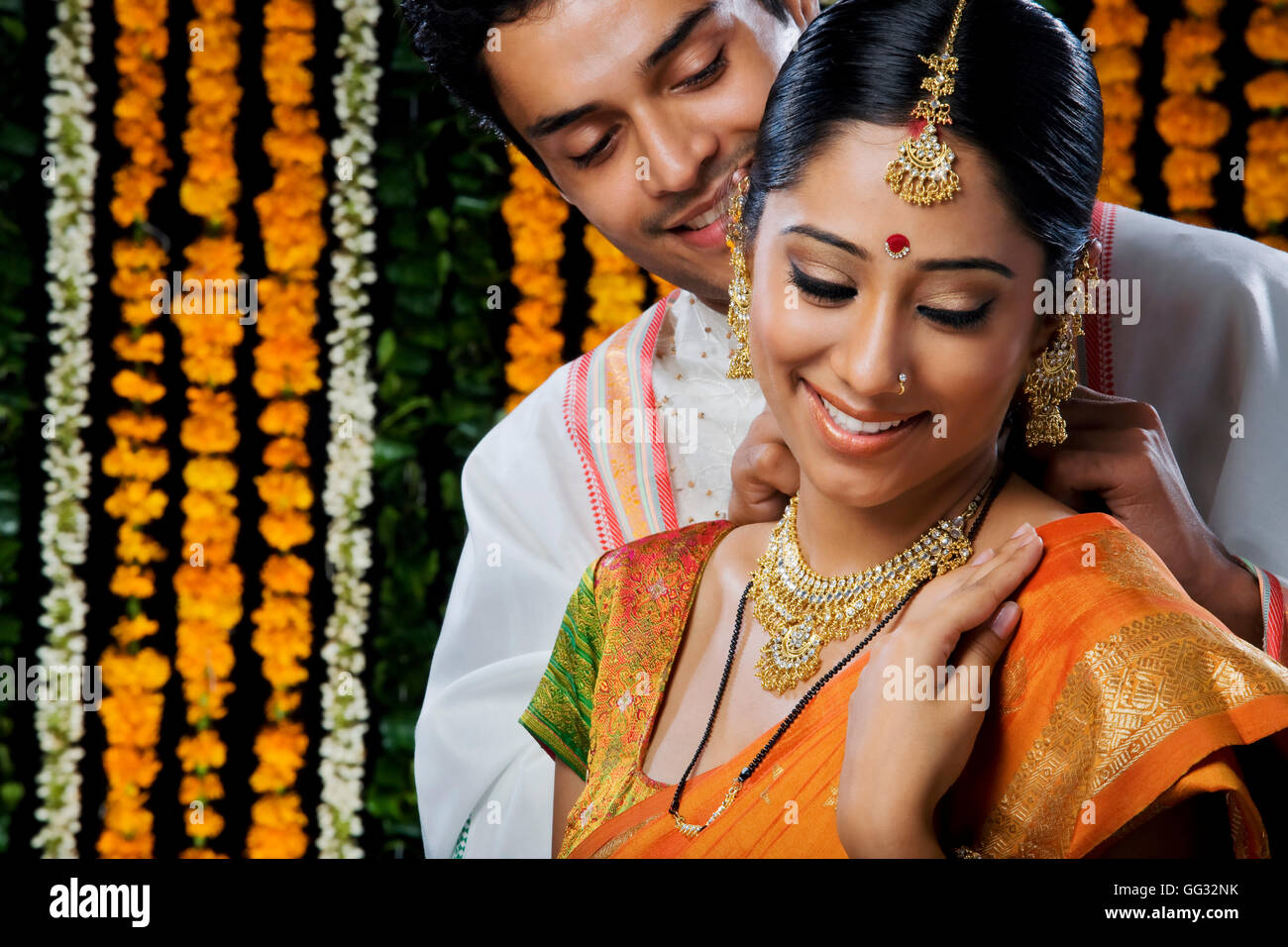India bride and groom hi-res stock photography and images - Alamy