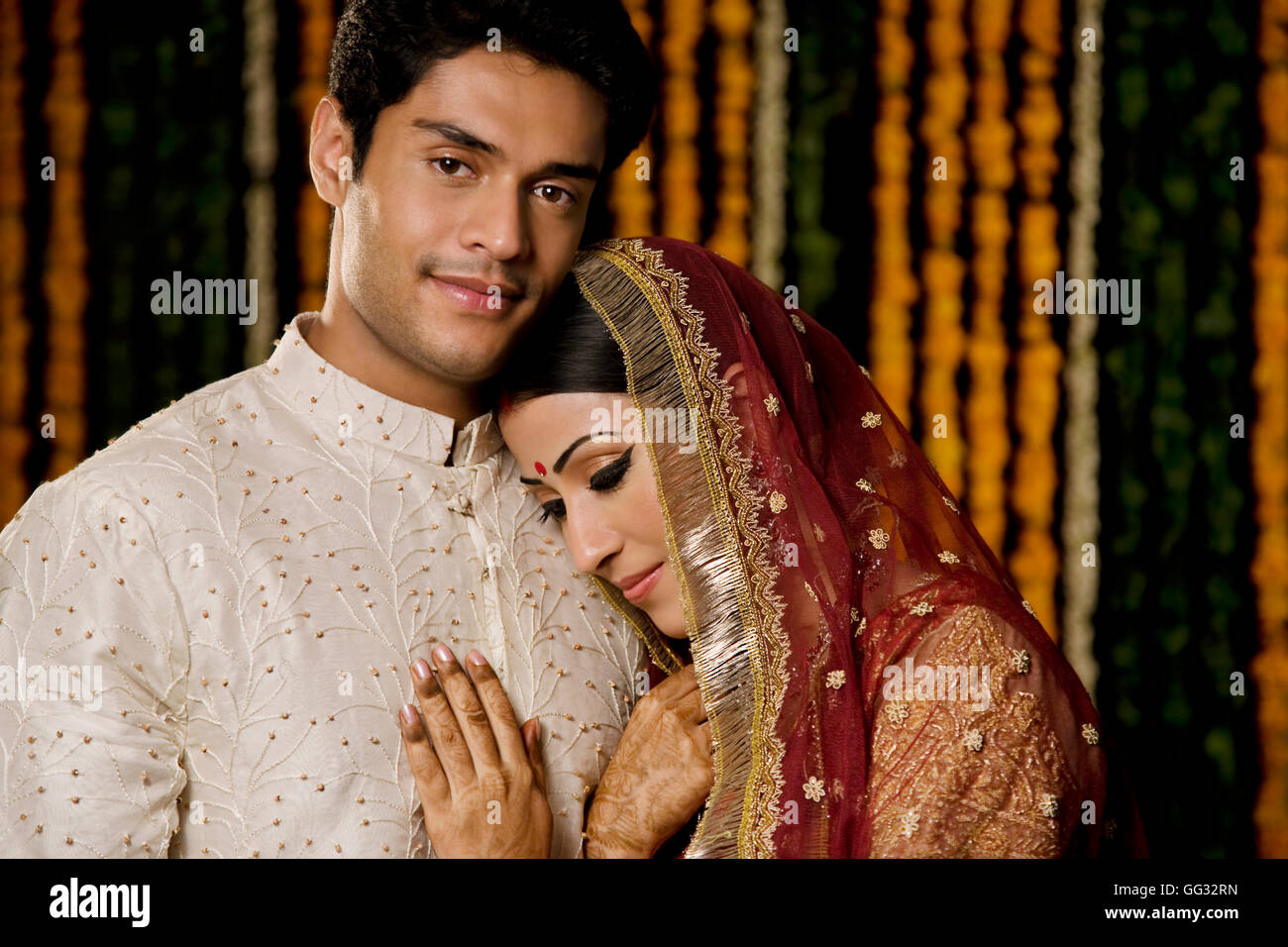 India bride and groom hi-res stock photography and images - Alamy
