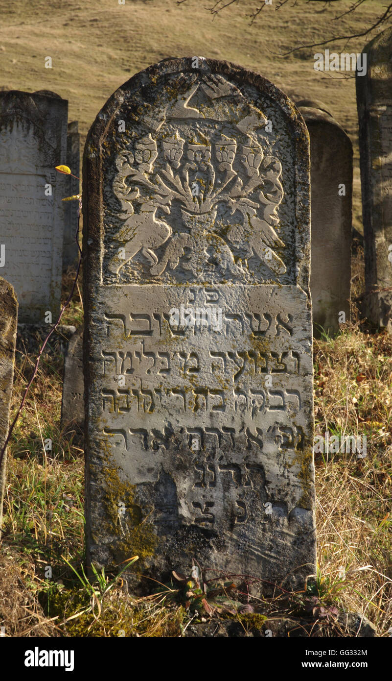 Ancient graveyard hi-res stock photography and images - Alamy