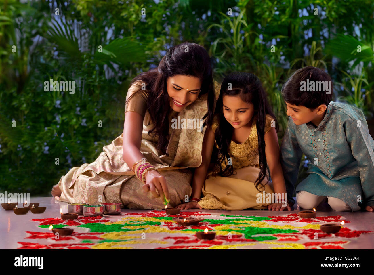 Indian girls making rangoli hi-res stock photography and images - Alamy