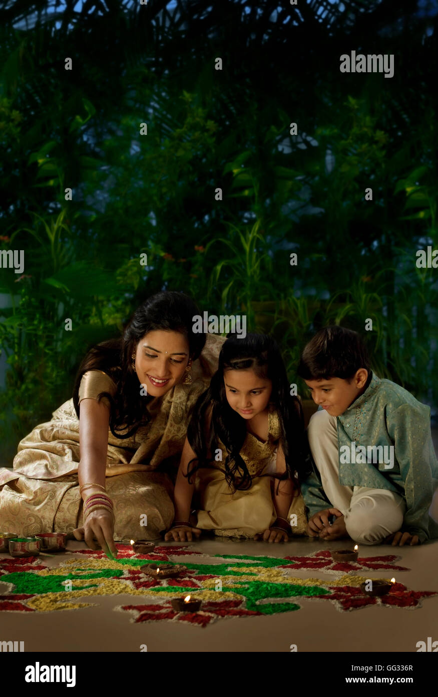 Indian girls making rangoli hi-res stock photography and images - Alamy