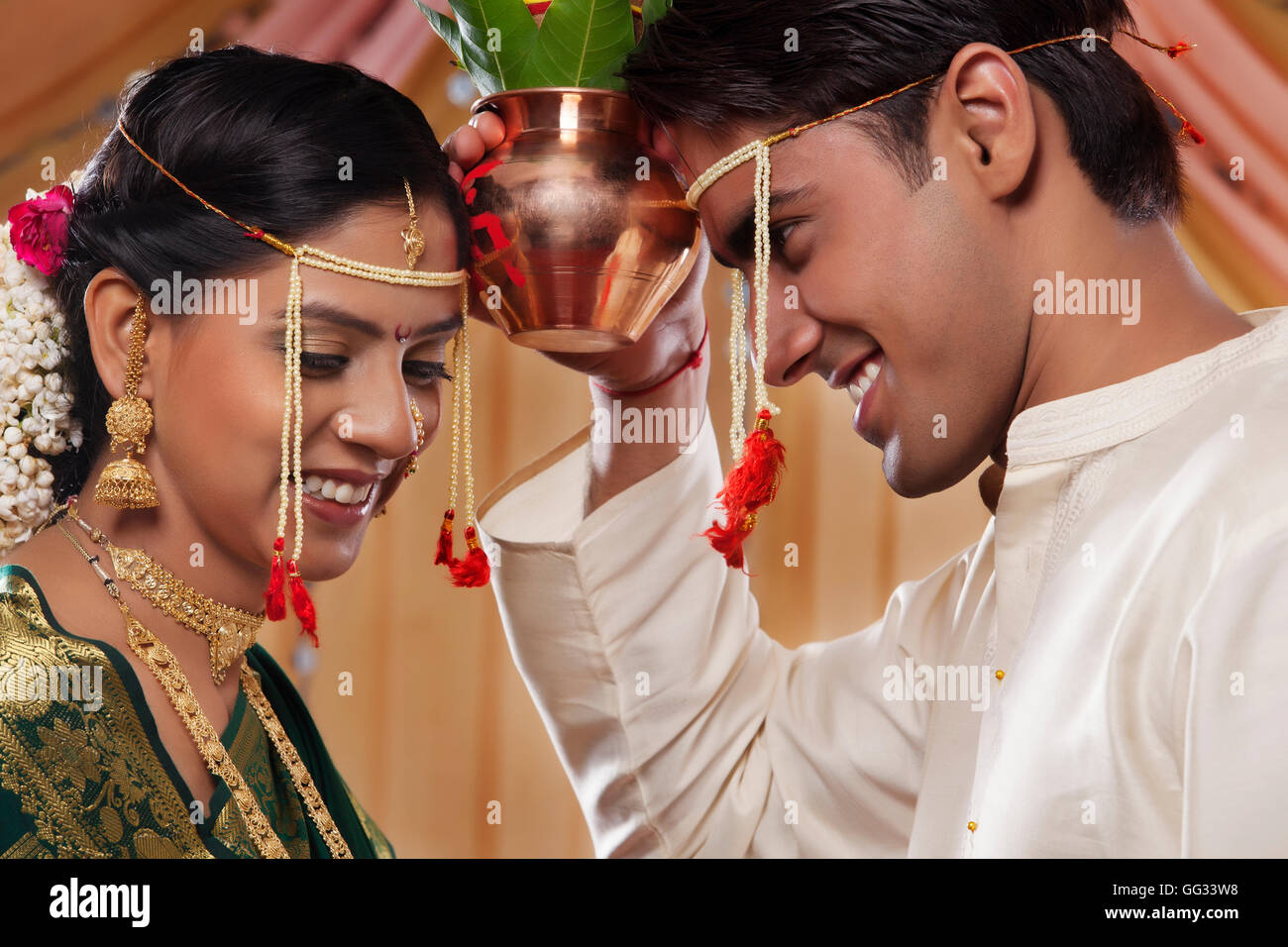 Bride and groom performing Maharashtrian rituals Stock Photo - Alamy