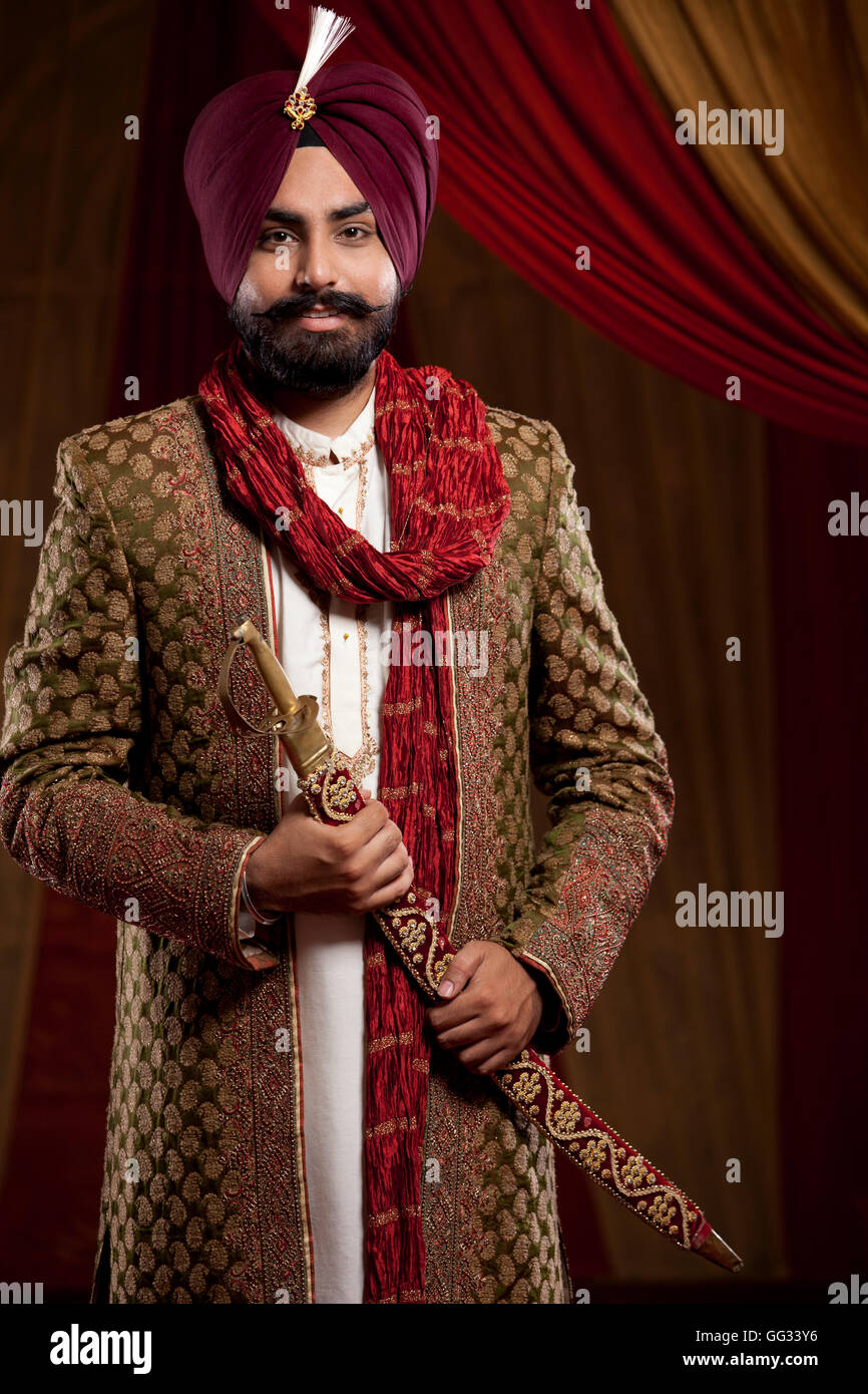 Man holding sword hi-res stock photography and images - Alamy