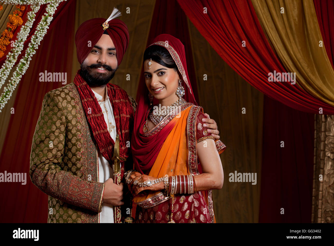 Portrait of mid adult couple smiling Stock Photo - Alamy