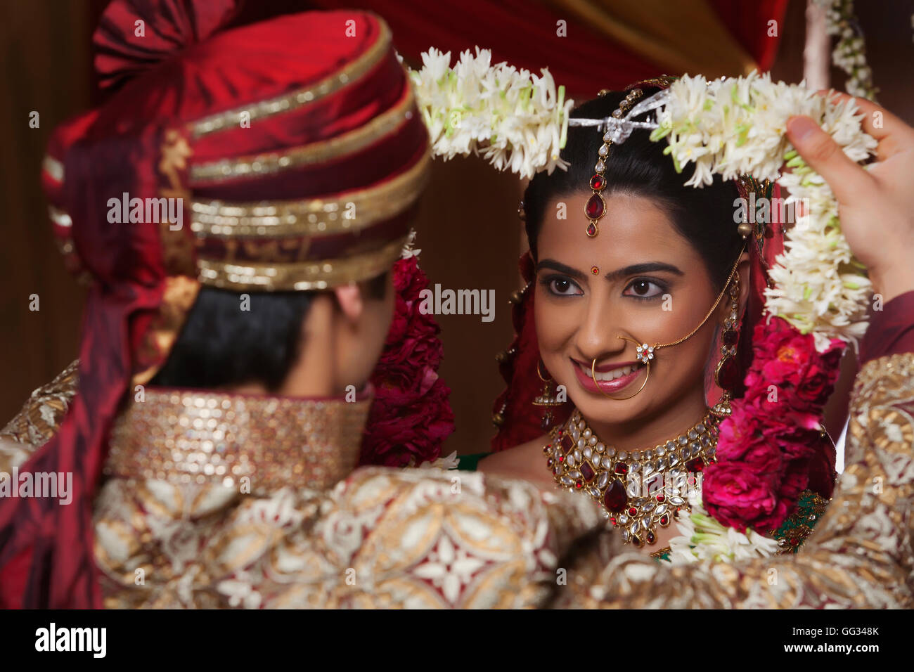 Wedding garland for bride hi-res stock photography and images - Alamy