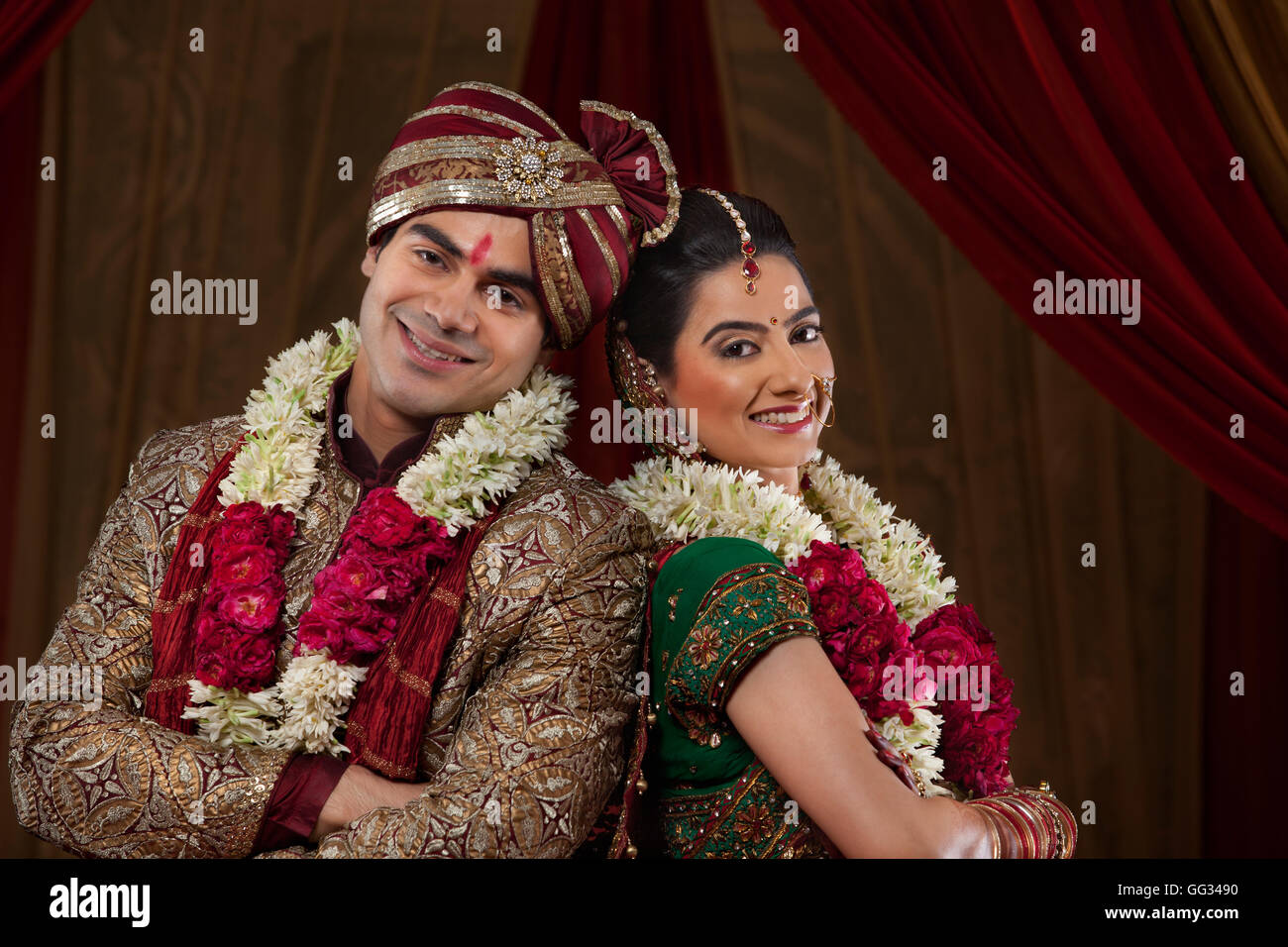 Portrait gujarati bride garland hi-res stock photography and images - Alamy