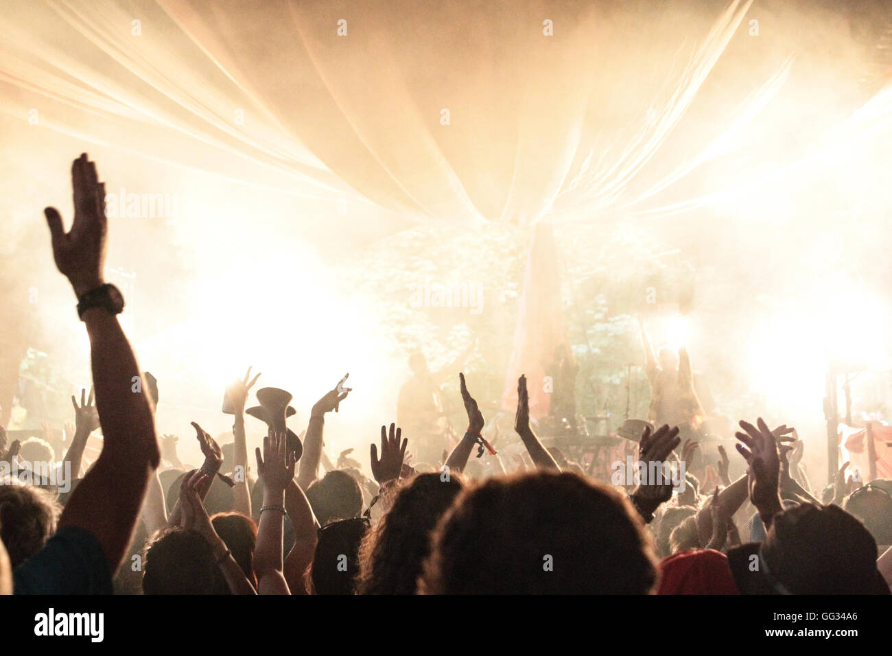 Audience clapping hi-res stock photography and images - Alamy