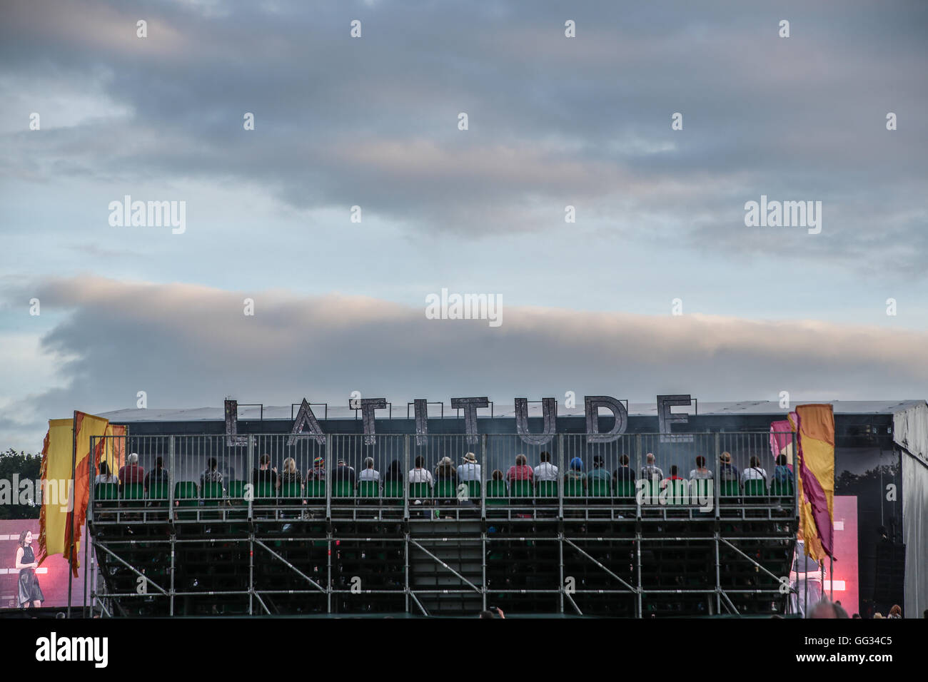 Spectator stands hi-res stock photography and images - Alamy