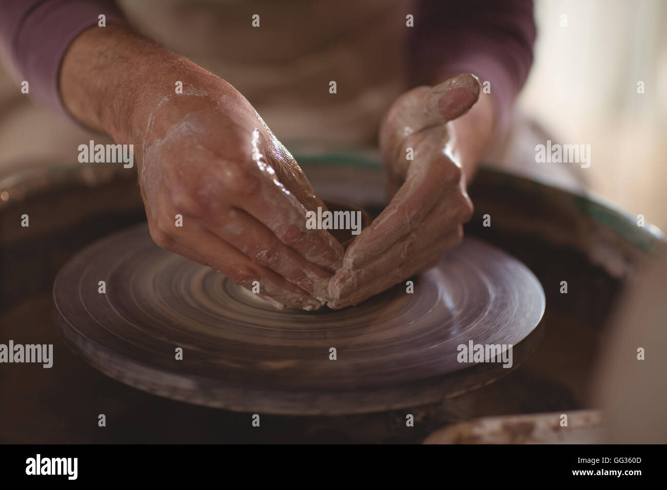 Male potter in apron creating hi-res stock photography and images - Alamy