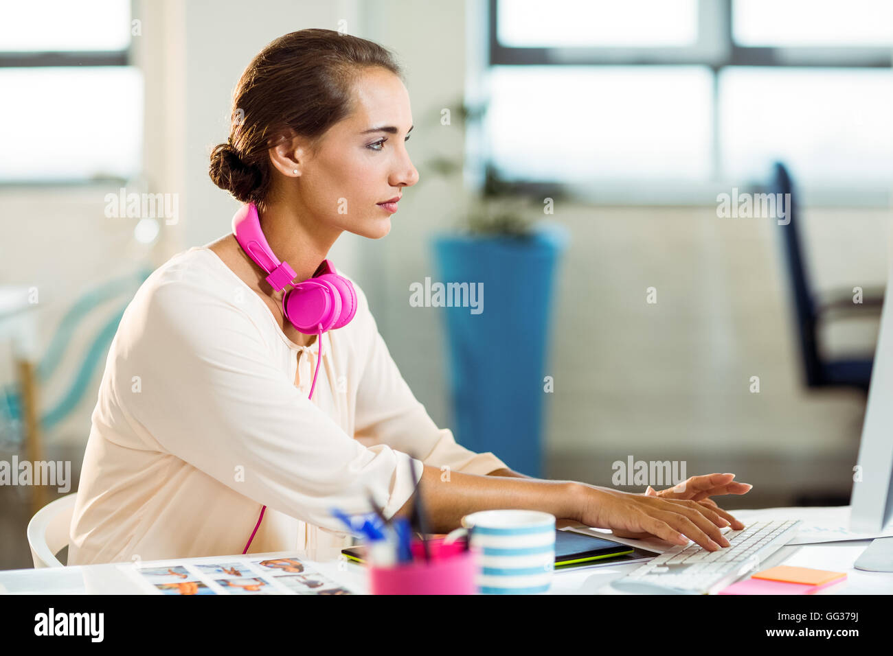 Female graphic designer hi-res stock photography and images - Alamy