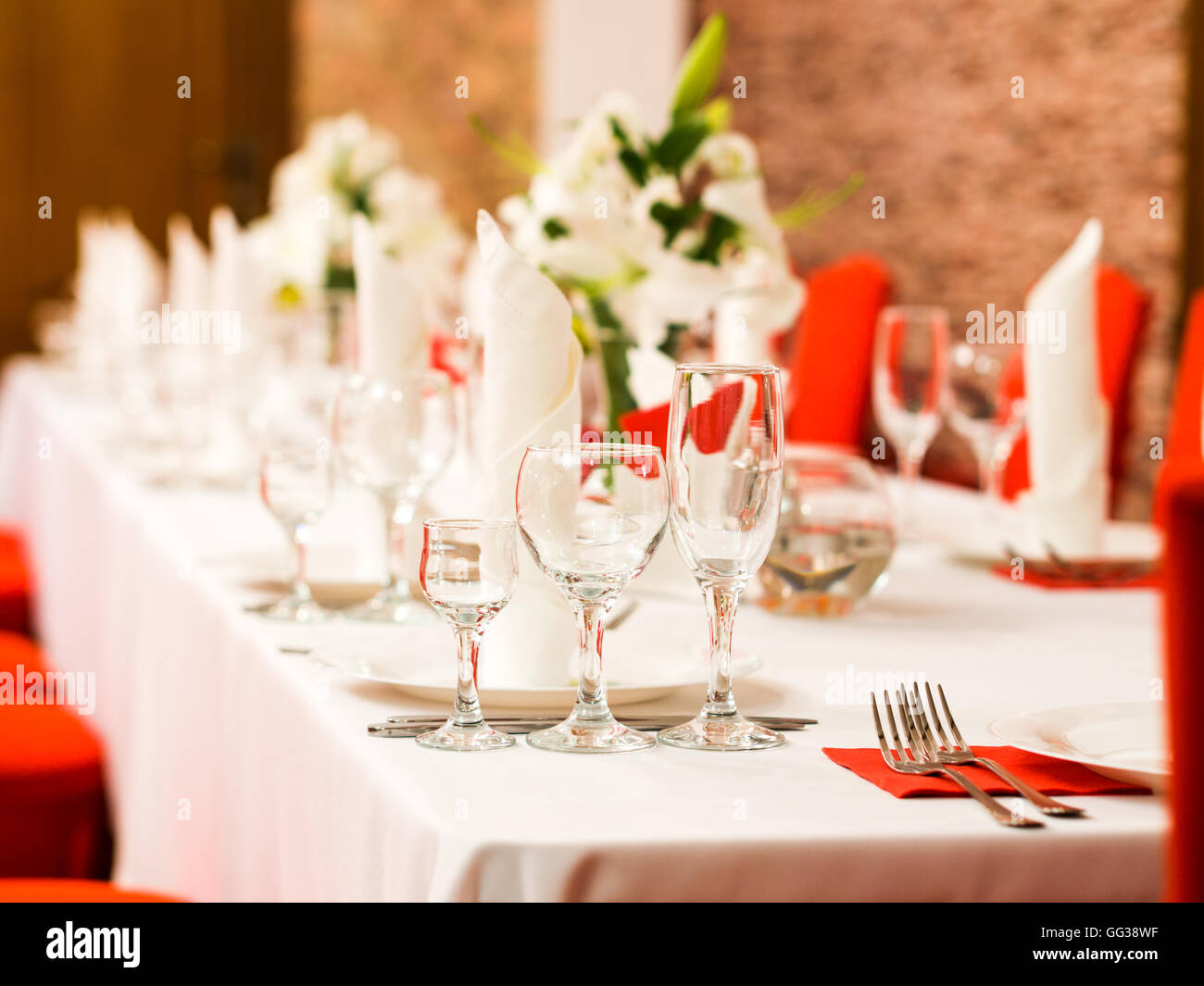 Dinner wedding table setting Stock Photo - Alamy