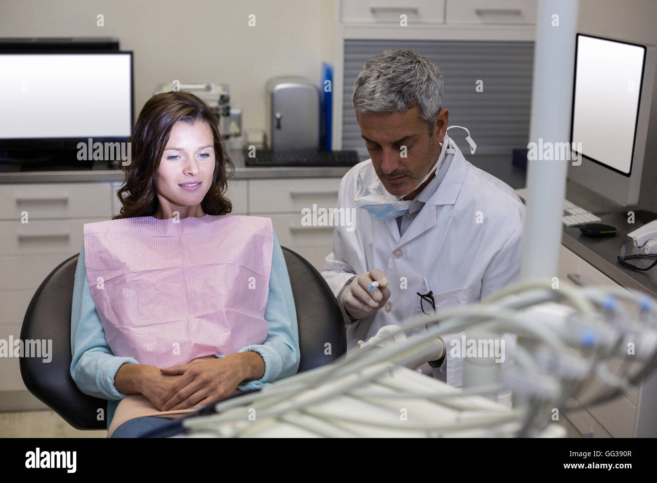 Dentist showing mouth model to female patient Stock Photo - Alamy
