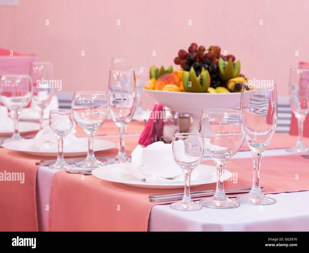 Formal dinner party setting hi-res stock photography and images - Alamy