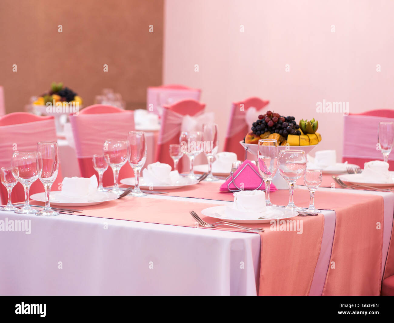 Dinner wedding table setting Stock Photo - Alamy