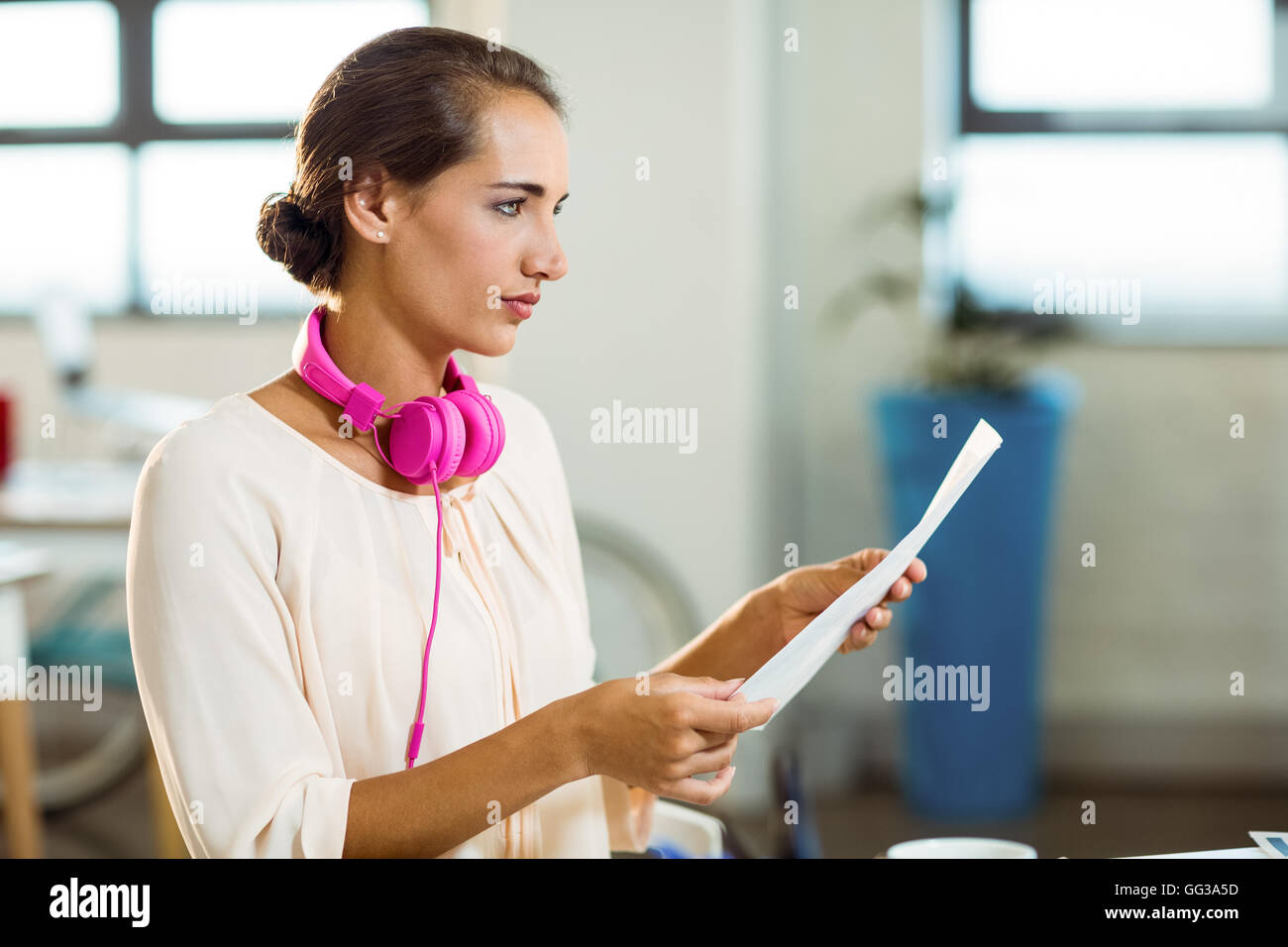 Woman reading a paper document hi-res stock photography and images - Alamy