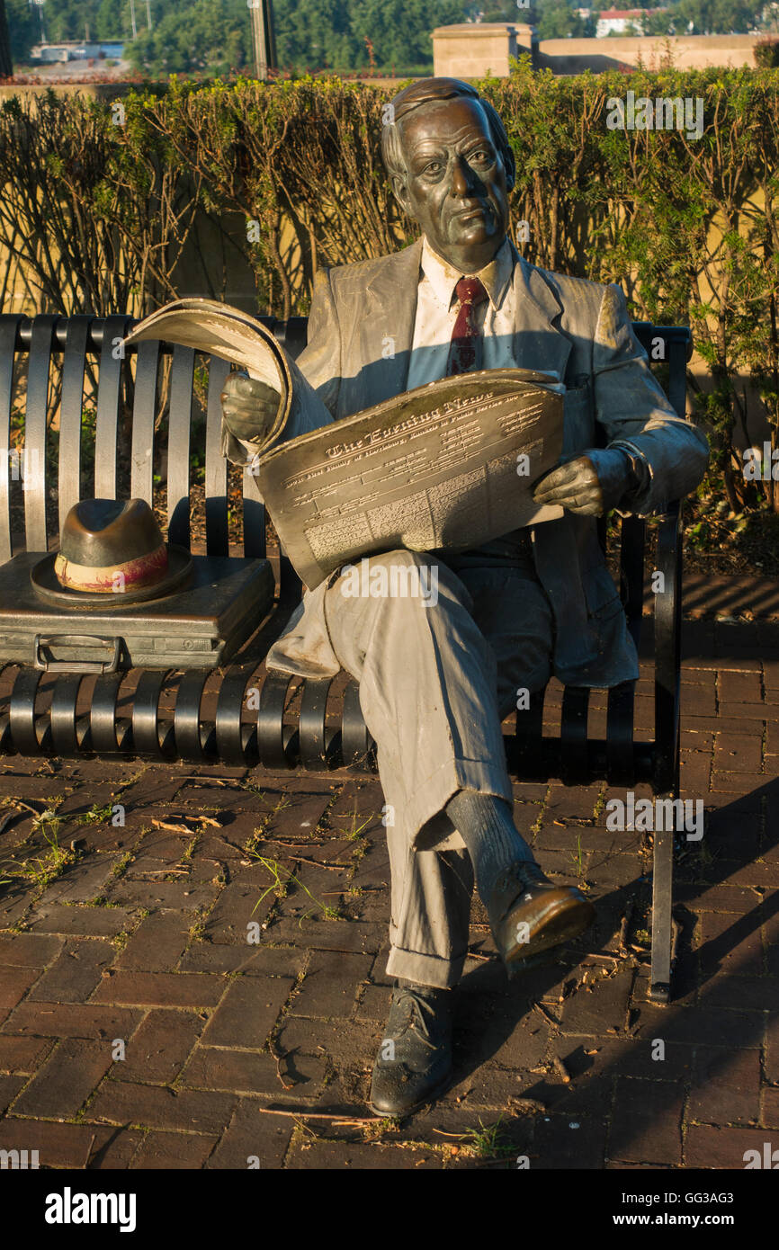 Man with briefcase sculpture hi-res stock photography and images - Alamy