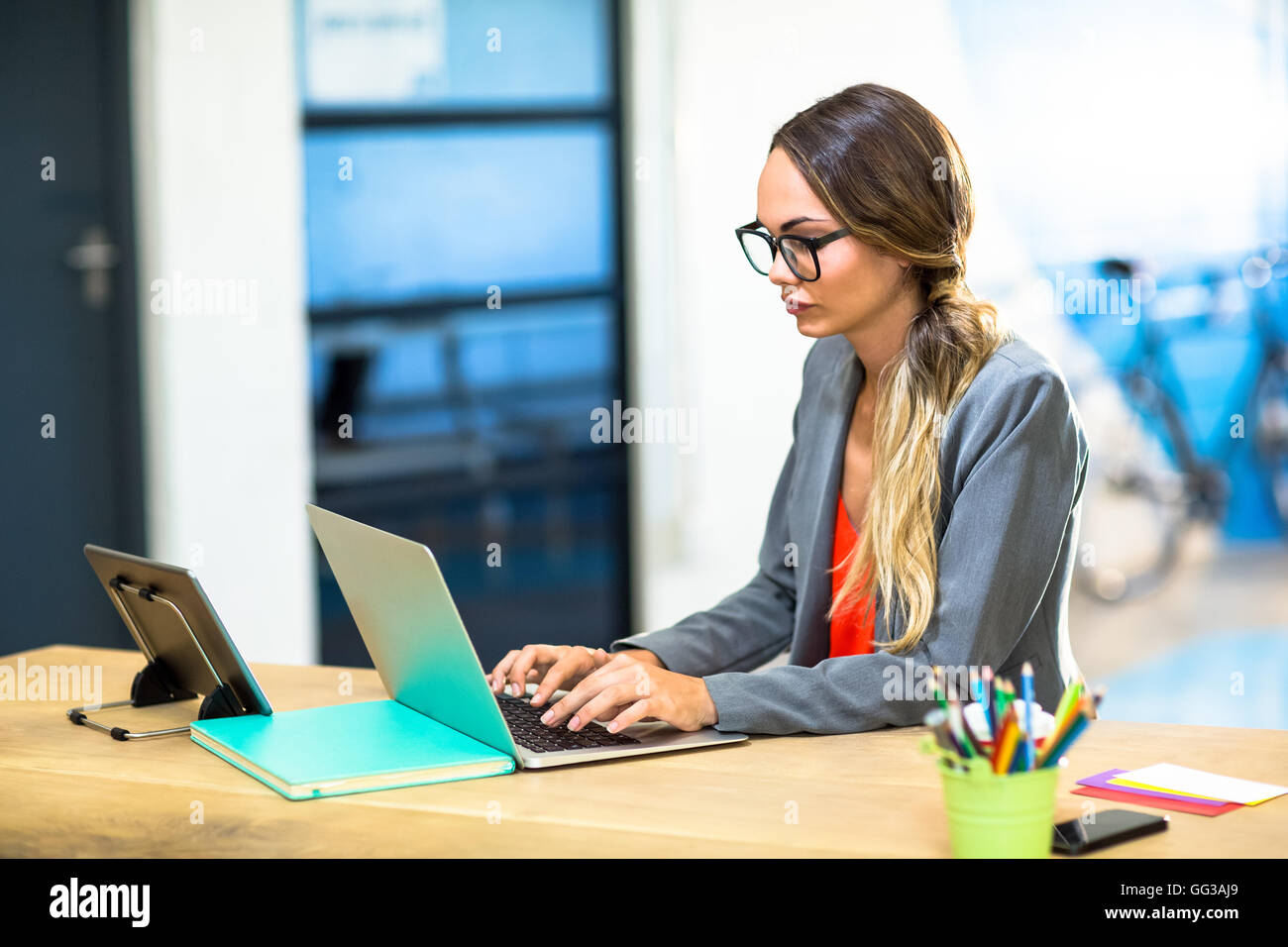 Sitting on desk hi-res stock photography and images - Alamy
