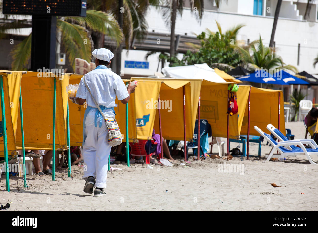 Mango vendor at the beach in Cartagena de Indias Stock Photo - Alamy