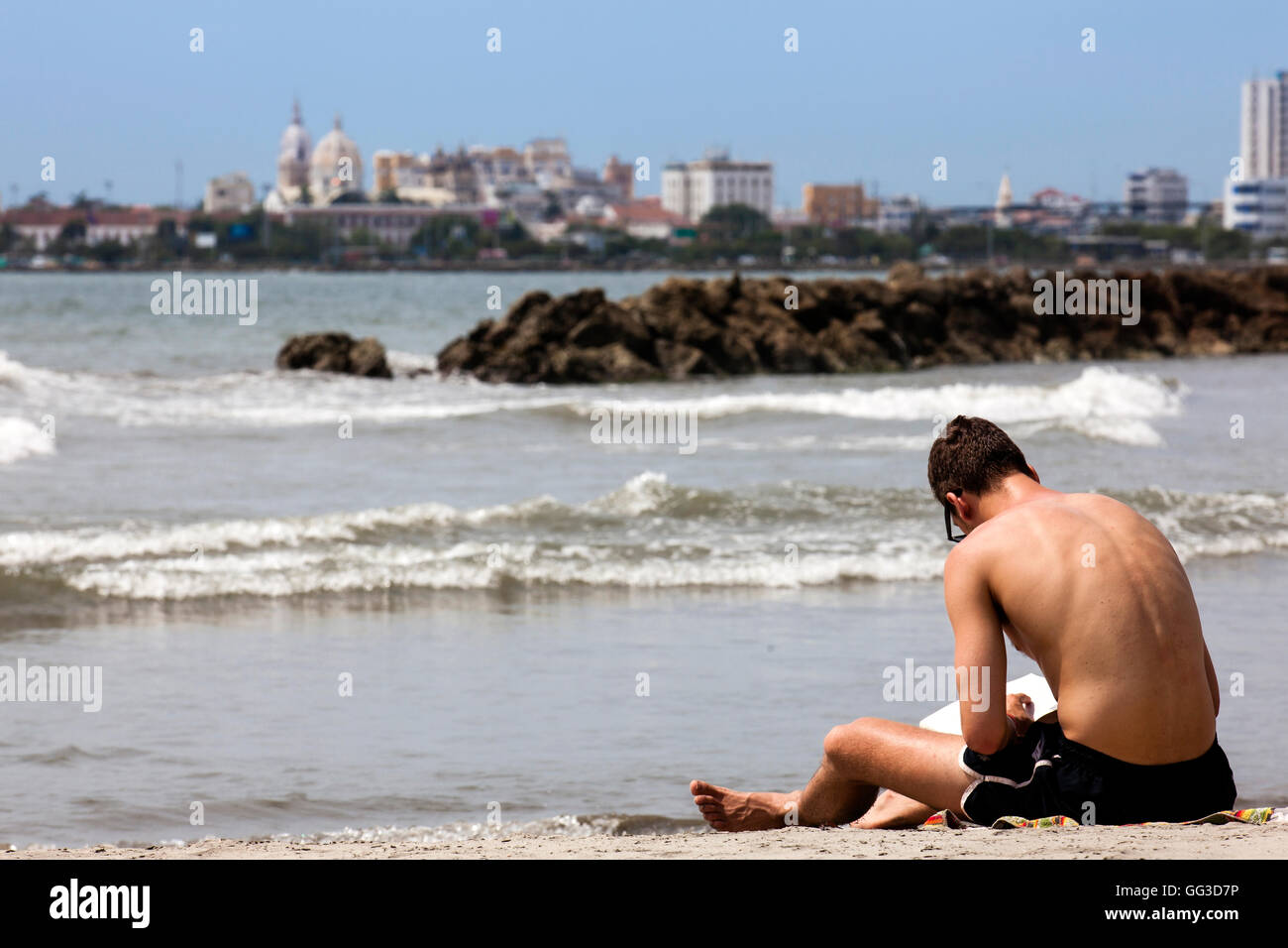 Beach alone reading hi-res stock photography and images - Alamy