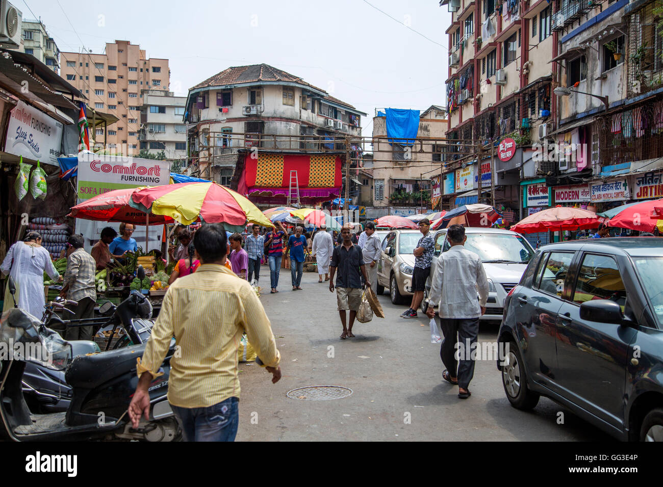 Mumbai street crowd hi-res stock photography and images - Alamy