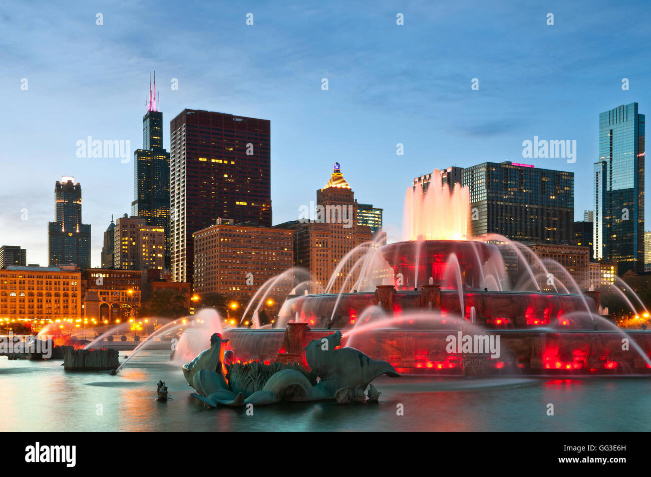 Buckingham fountain grant park chicago night skyline hi-res stock ...