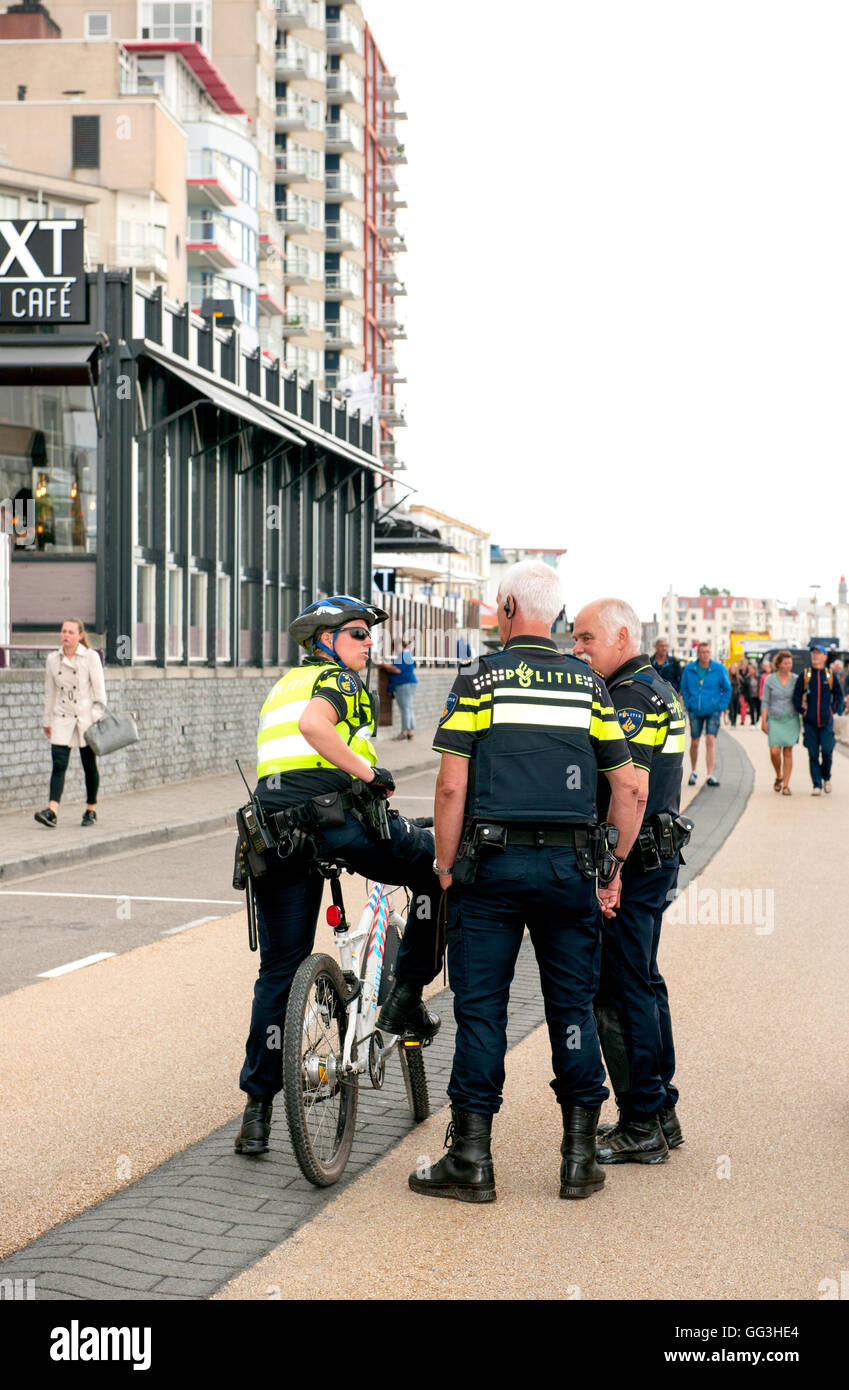 Female police officer hi-res stock photography and images - Alamy