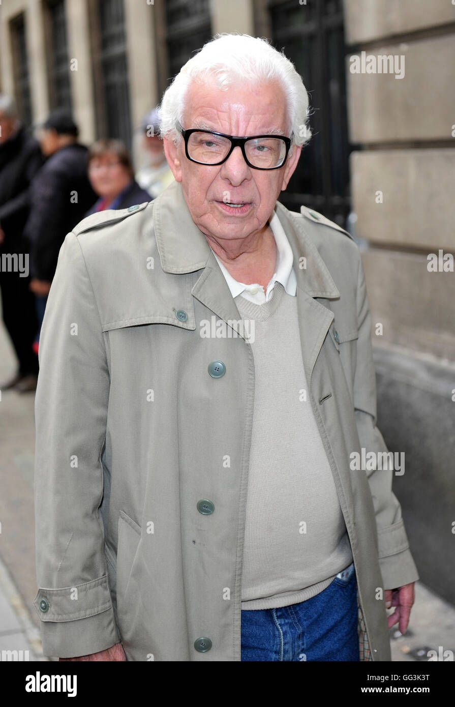 Barry Cryer arriving at BBC 2 Studio London Stock Photo - Alamy