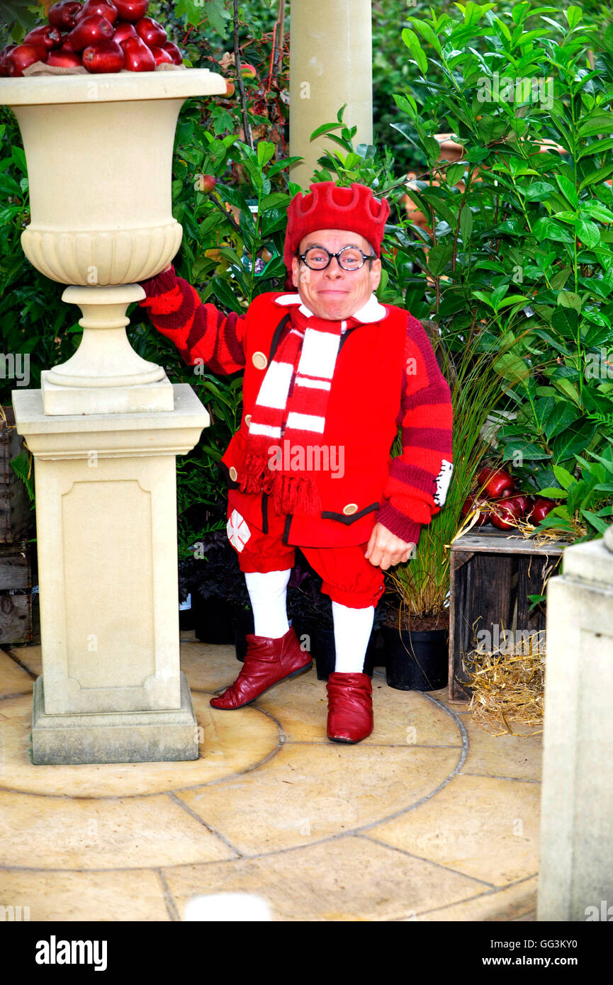 Snow white seven dwarfs pantomime hi-res stock photography and images - Alamy