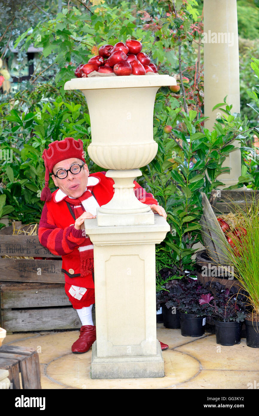 Snow white seven dwarfs pantomime hi-res stock photography and images - Alamy