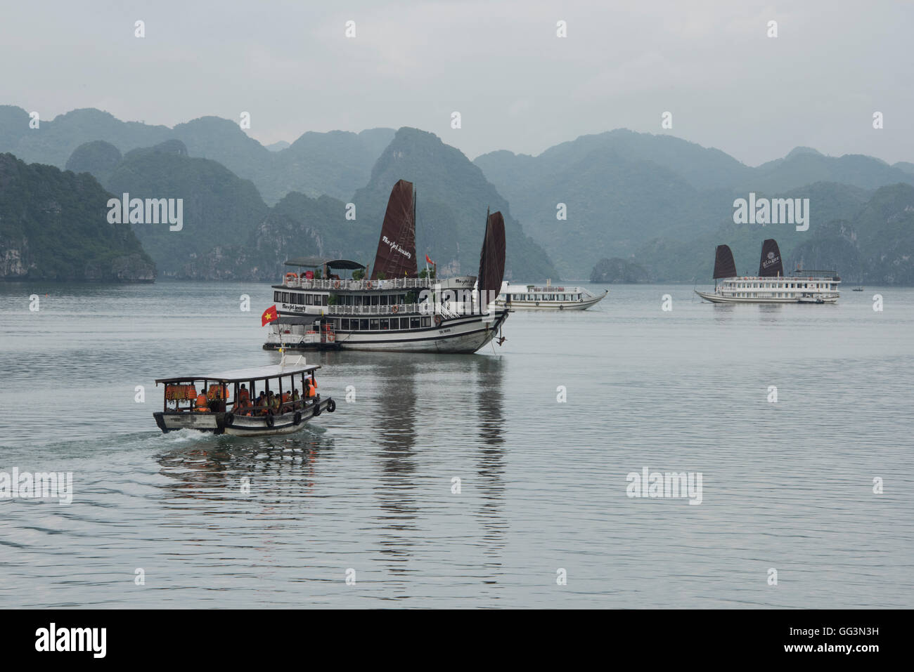 Ha long bay boat hi-res stock photography and images - Alamy