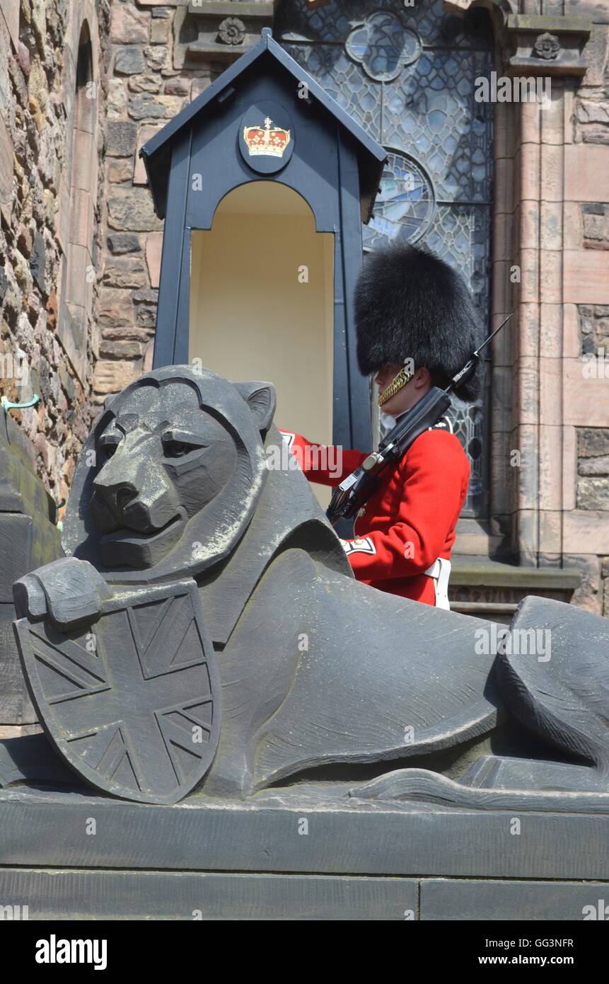 Edinburgh castle guard hi-res stock photography and images - Alamy
