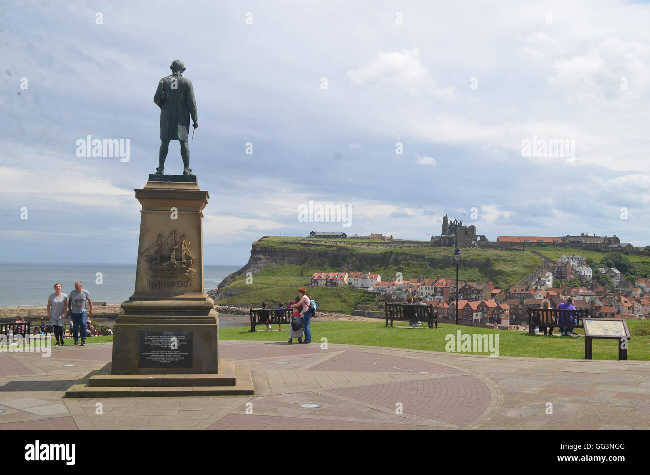James cook statue whitby High Resolution Stock Photography and Images ...
