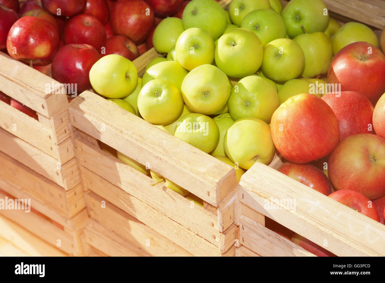 Lots apples boxes hi-res stock photography and images - Alamy