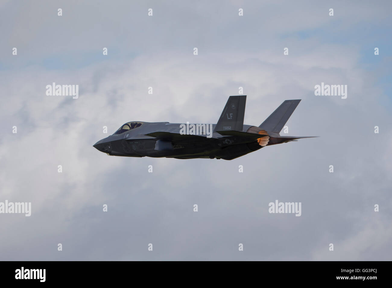 Lockheed martin f 35 landing hi-res stock photography and images - Alamy