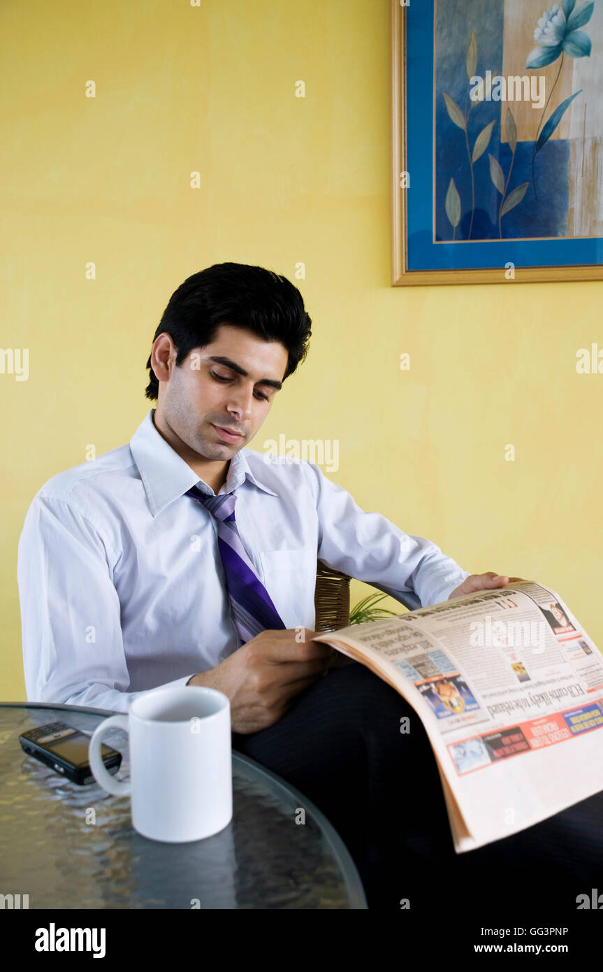 Man reading the papers hi-res stock photography and images - Alamy