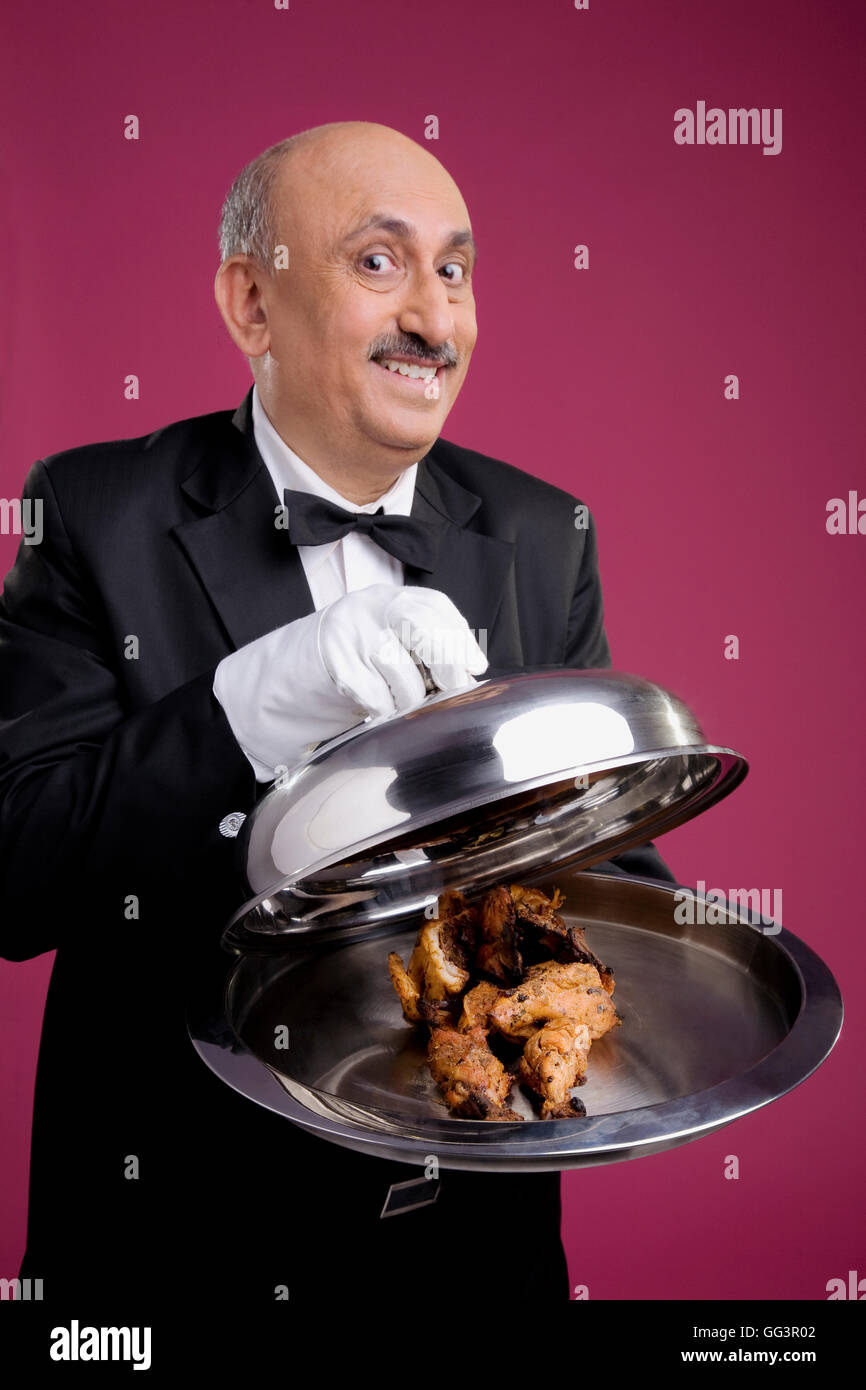 Serving chicken in a platter Stock Photo - Alamy