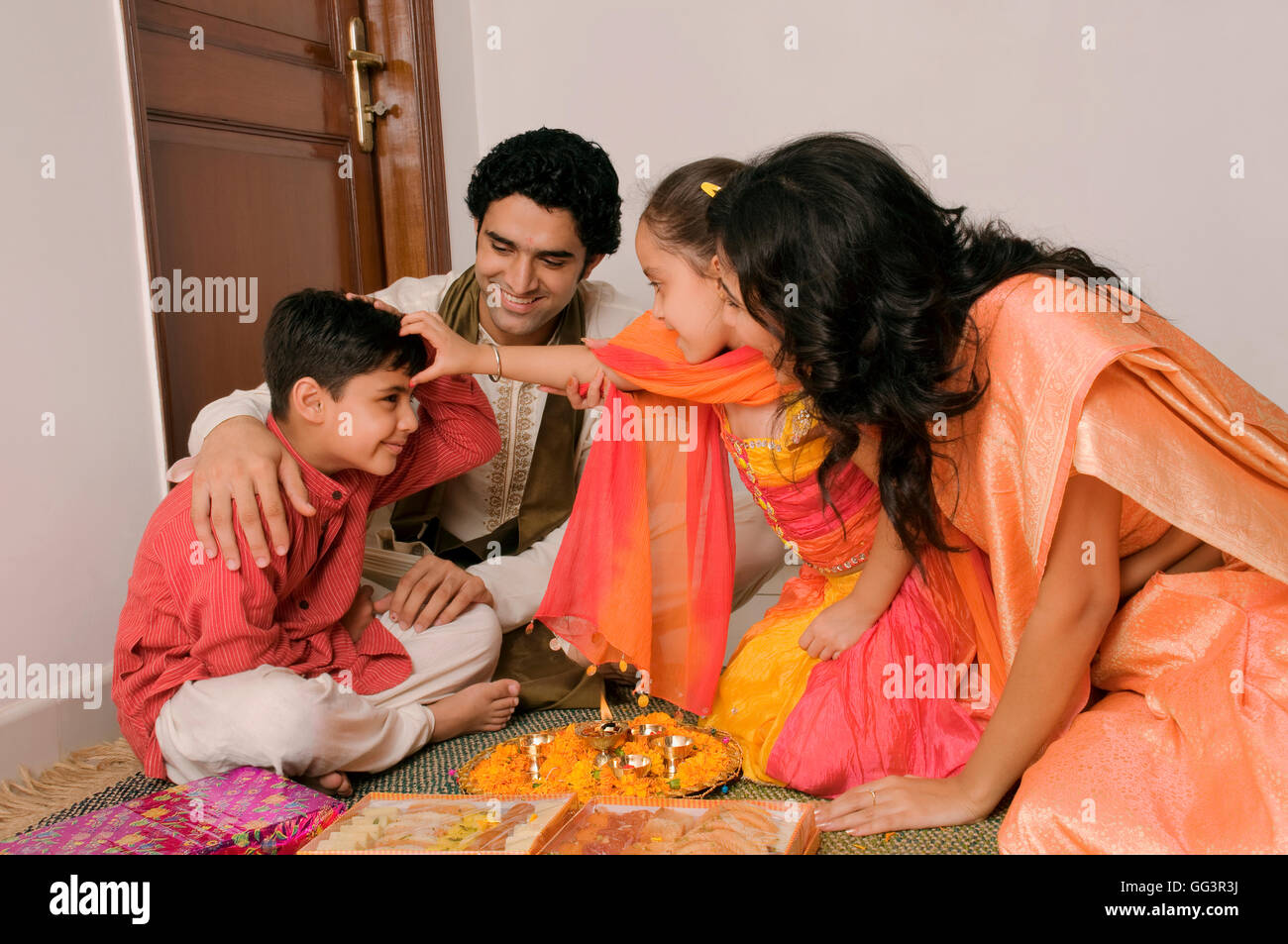 Girl applying tika hi-res stock photography and images - Alamy