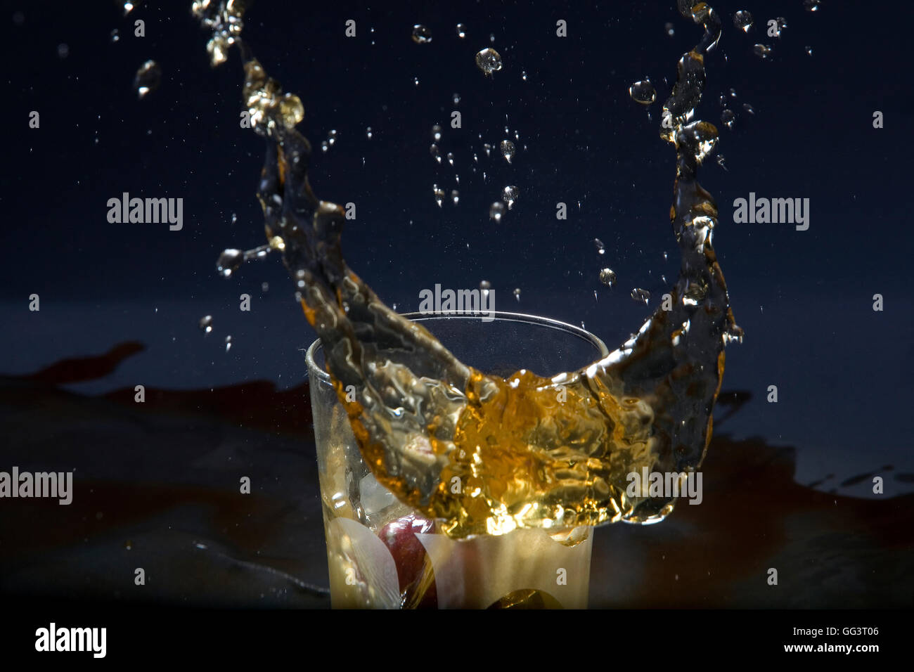Splashing drink hi-res stock photography and images - Alamy