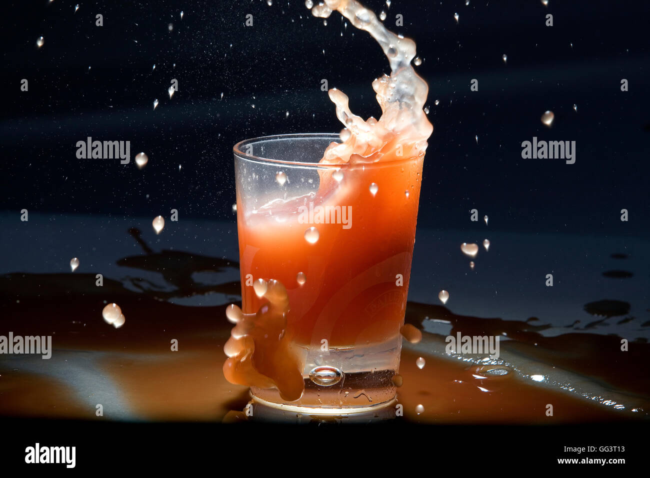 Splashing drink hi-res stock photography and images - Alamy