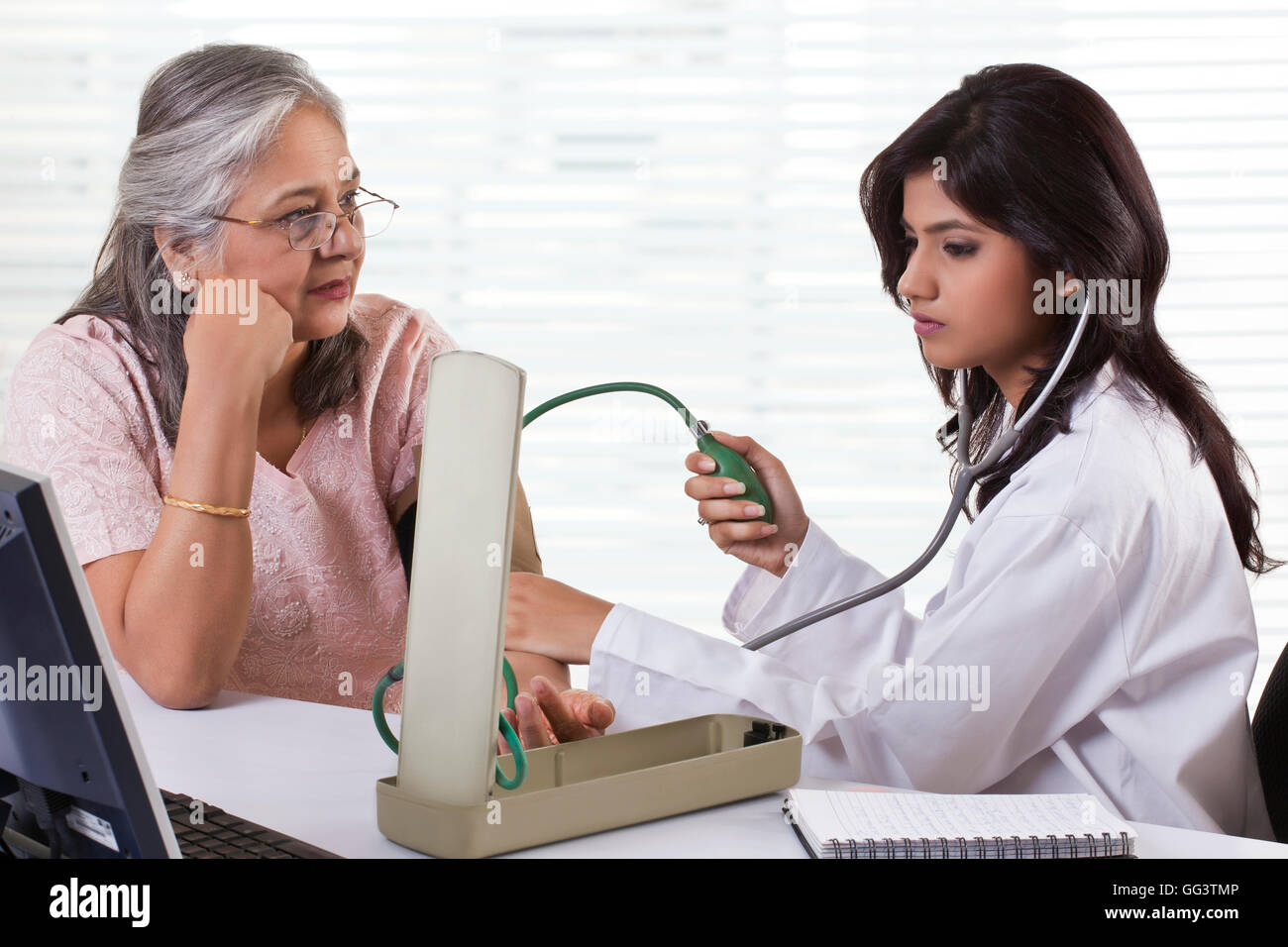 Doctor checking patient's blood pressure Stock Photo - Alamy