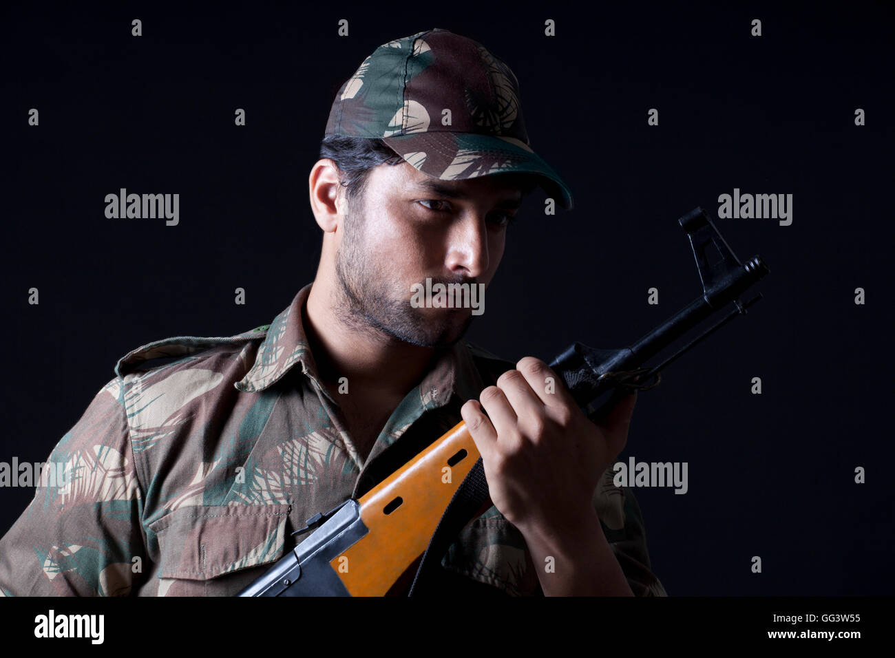 Indian army soldier gun hi-res stock photography and images - Alamy