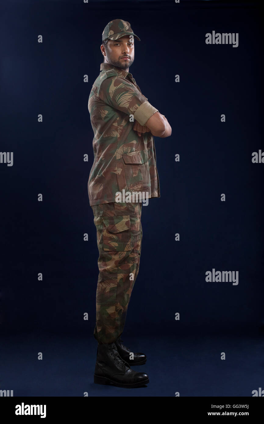 Full length army soldier standing hi-res stock photography and images ...