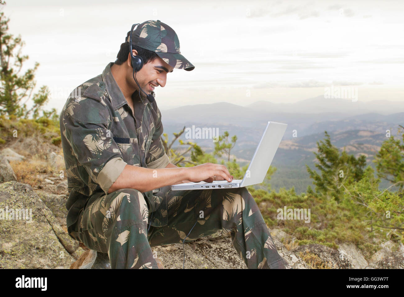 Communications soldier hi-res stock photography and images - Alamy