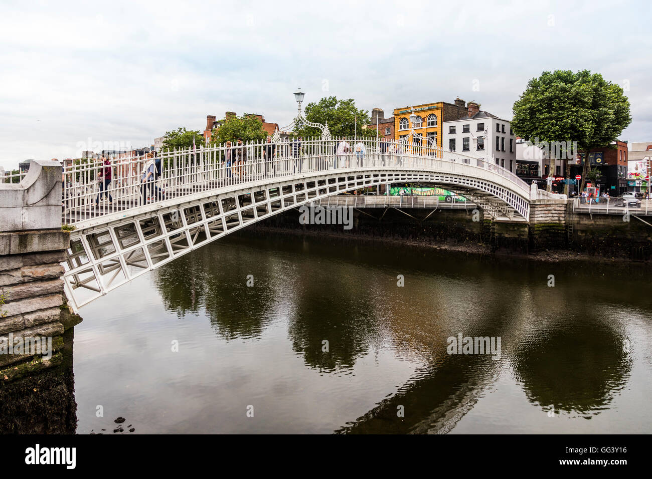 Halfpenny bridge dublin ireland hi-res stock photography and images - Alamy