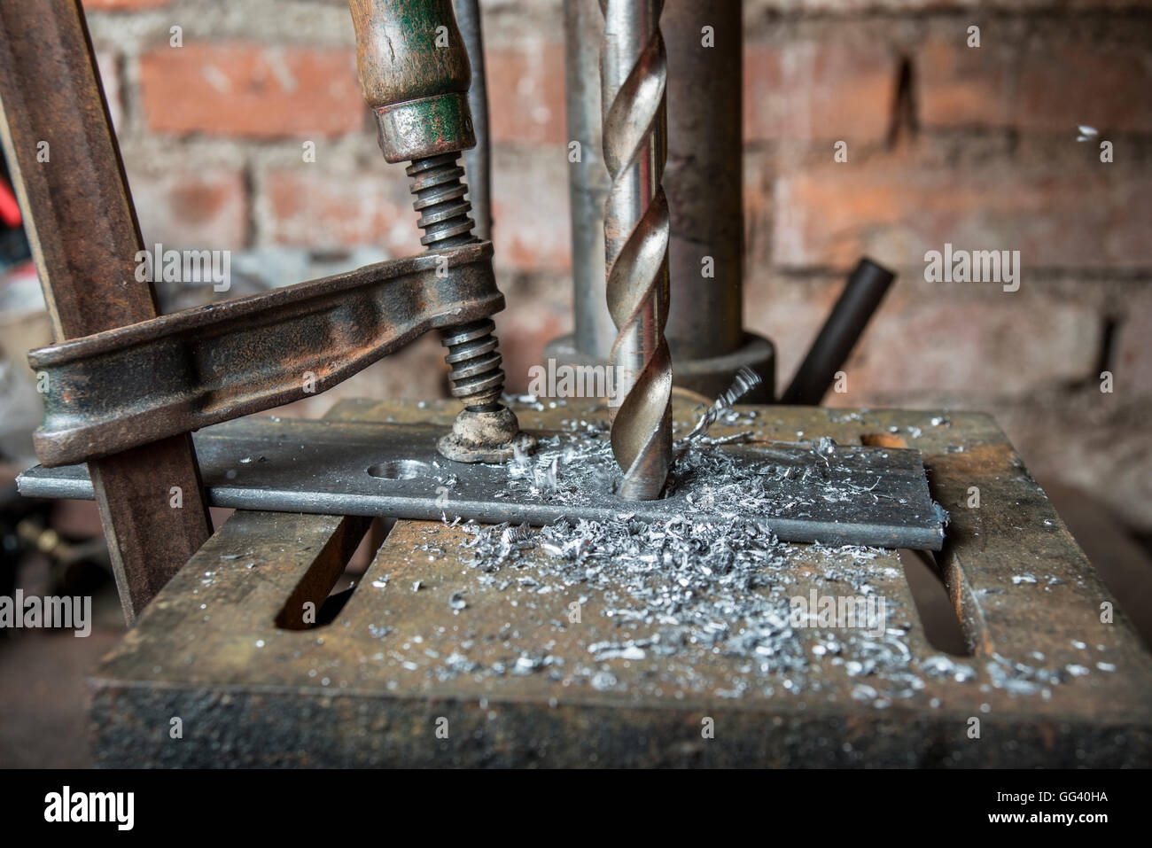 moving drill drilling a metal plate in an old workshop Stock Photo - Alamy